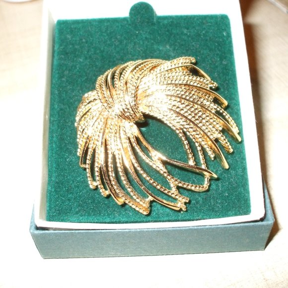Monet | Jewelry | Vintage Monet Brooch | Poshmark